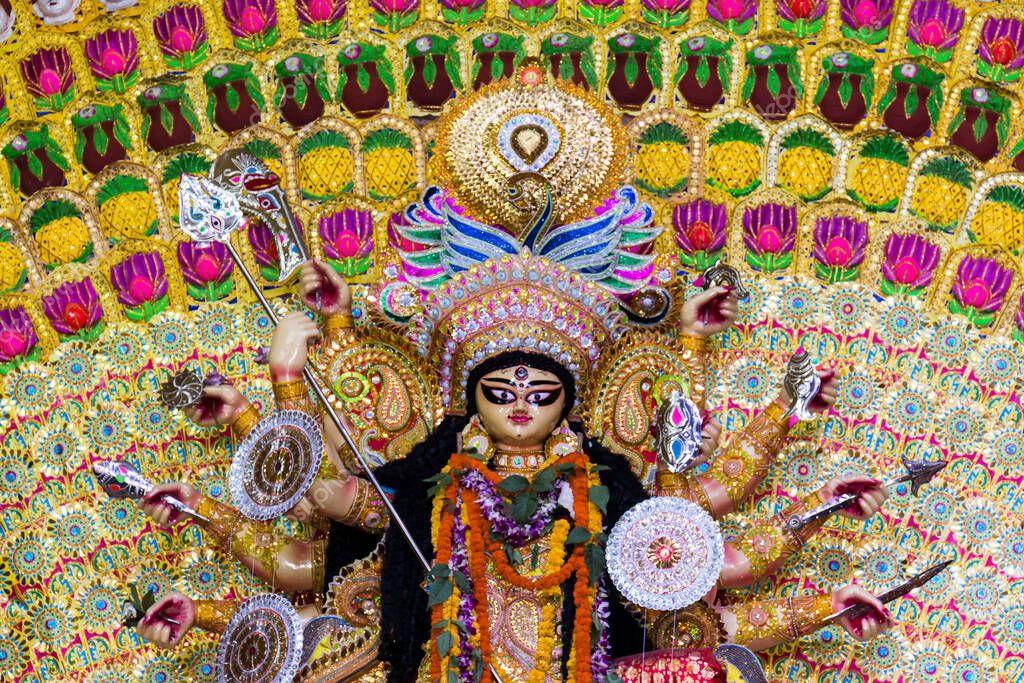 Diosa Durga ídolo en Durga decorado Puja pandal, tiro a la luz de color ...