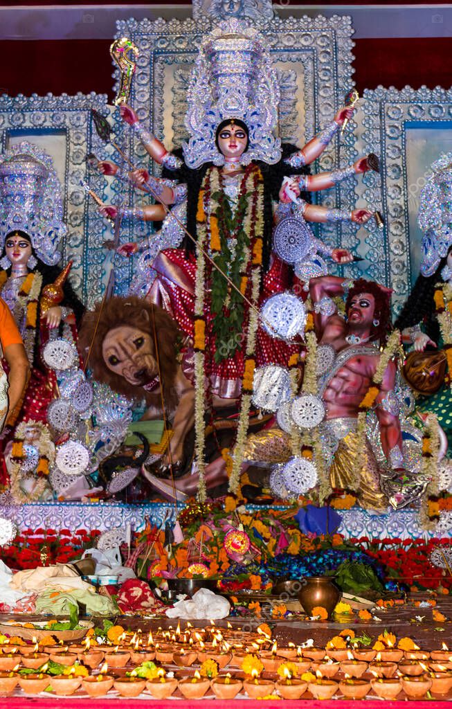 Diosa Durga ídolo en Durga decorado Puja pandal, tiro a la luz de color ...