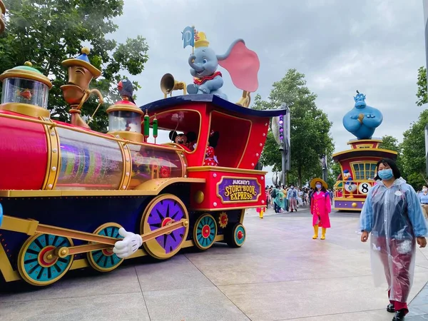 People at disney Stock Photos, Royalty Free People at disney Images ...