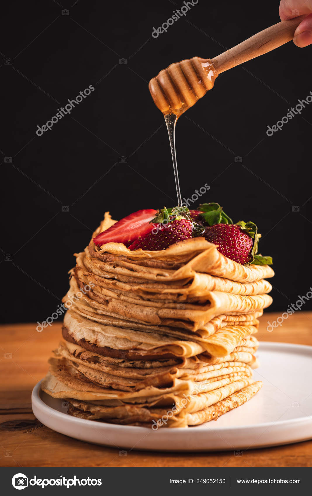 Verter miel sobre blini, crepes — Foto de stock #249052150 ...