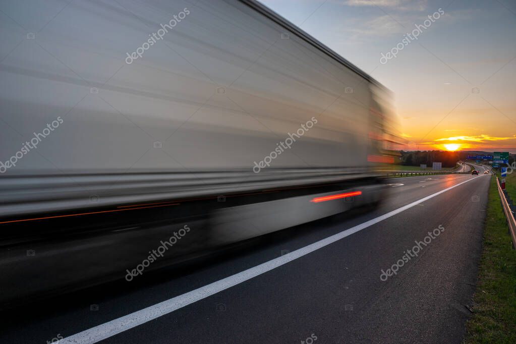 camión acelerando en la carretera que va hacia el sol poniente 2023