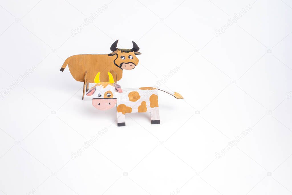 toro y vaca de papel reciclado de cartón 2023