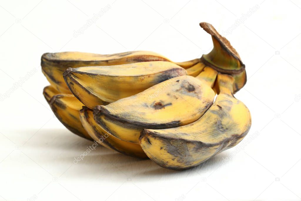 plátano cardava (también conocido como plátano saba) aislado sobre ...