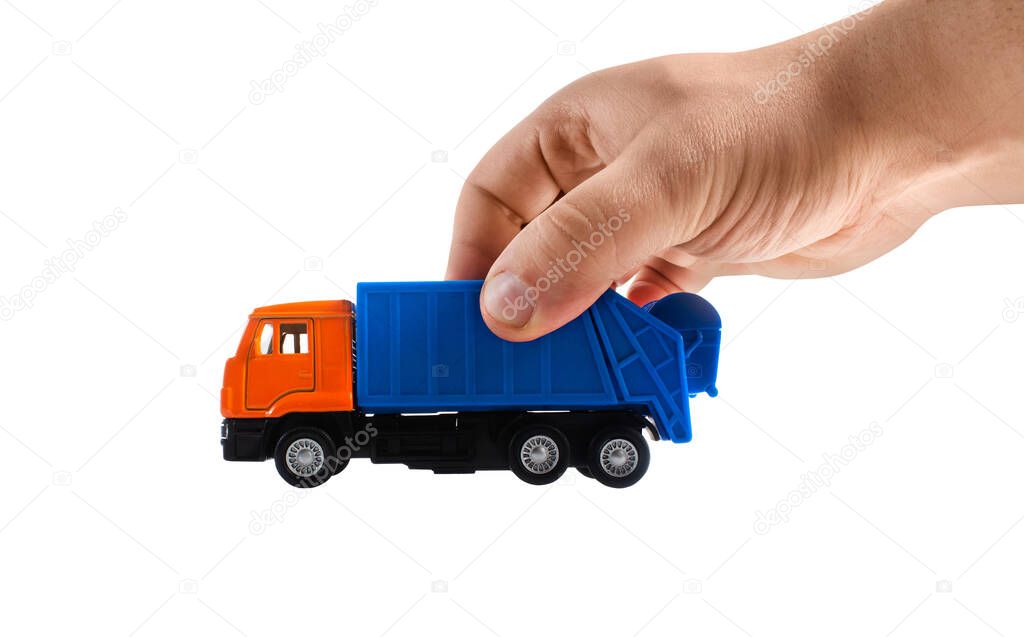 Foto aislada de una mano masculina sosteniendo un cami n de basura de juguete sobre fondo blanco ...