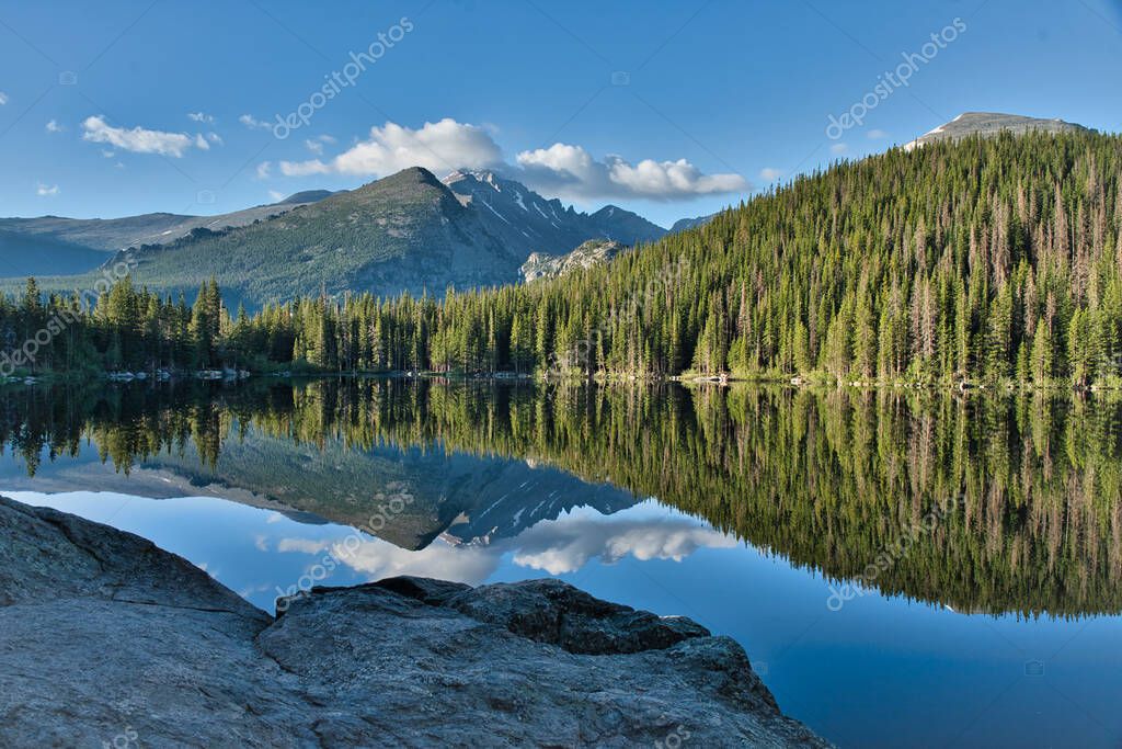 Lago del oso en el parque nacional de montaña rocosa colorado reflexión temprano en la mañana ...