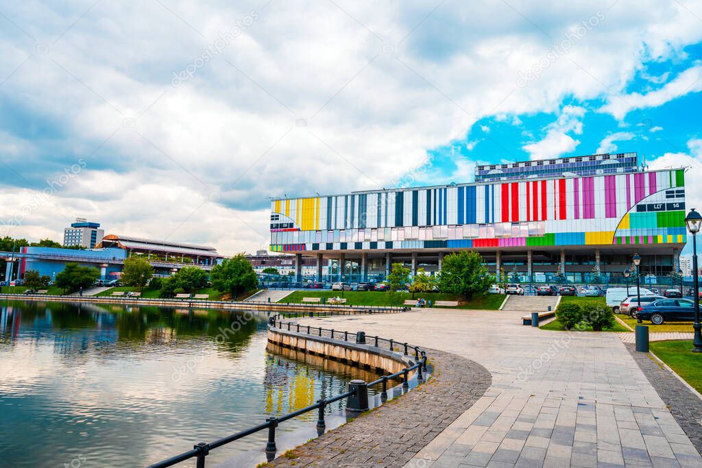 Edificio de estudio de televisi n Ostankino y su reflejo en el estanque. 2024