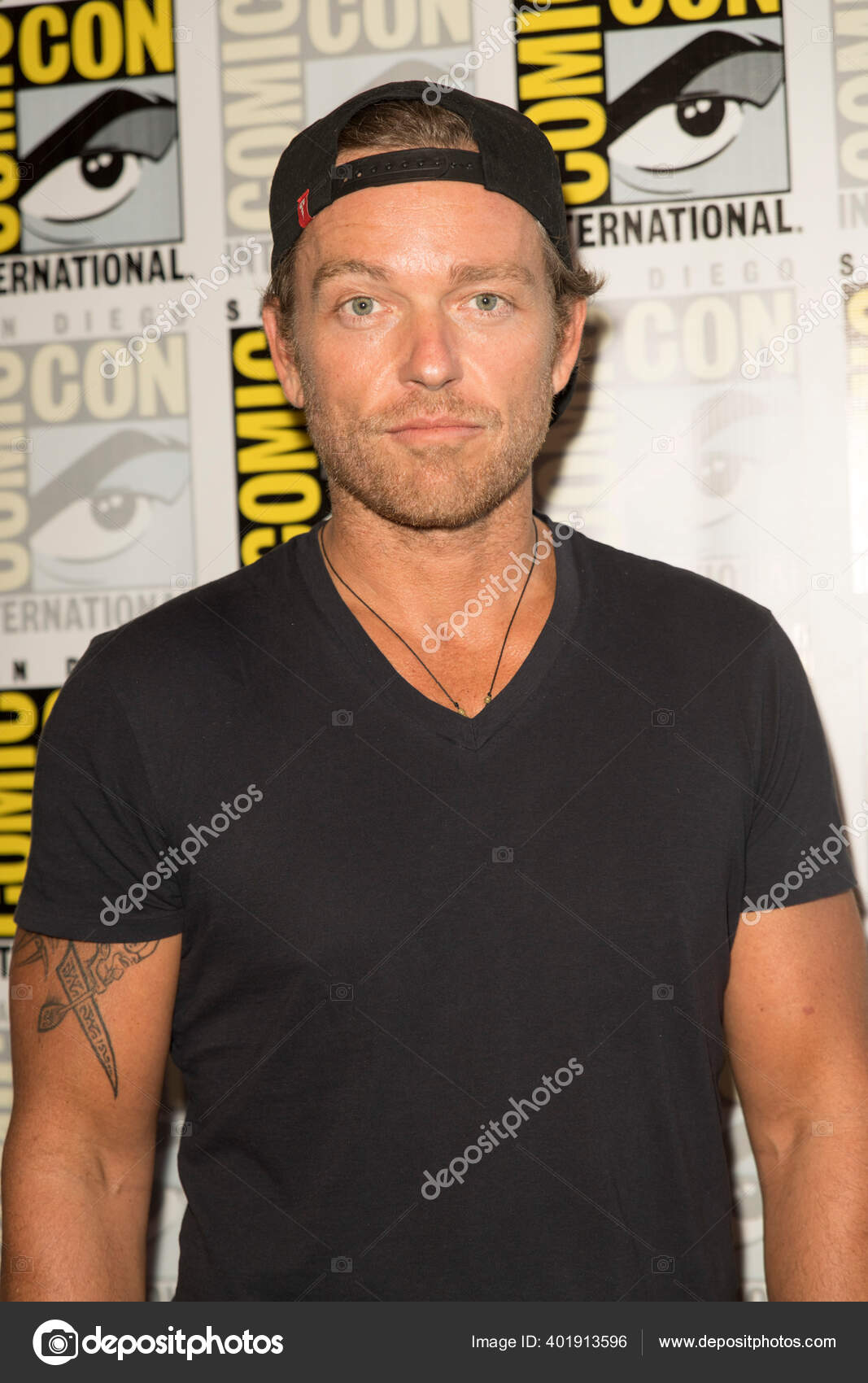 Jonathan Scarfe Attends Van Helsing Press Room Comic Con 2017 — Stock ...