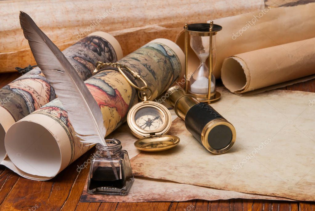 Pluma de pluma en hojas de papel viejas con viejos mapas laminados y ...