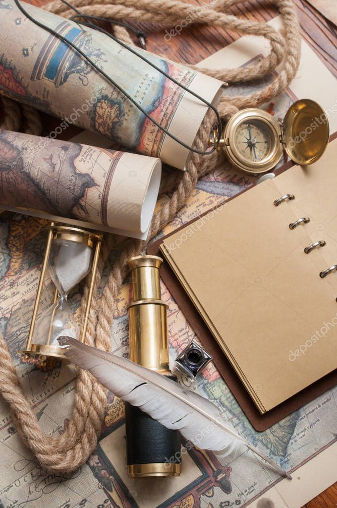 Pluma de pluma, viejos papeles laminados y mapas con artículos vintage 2024