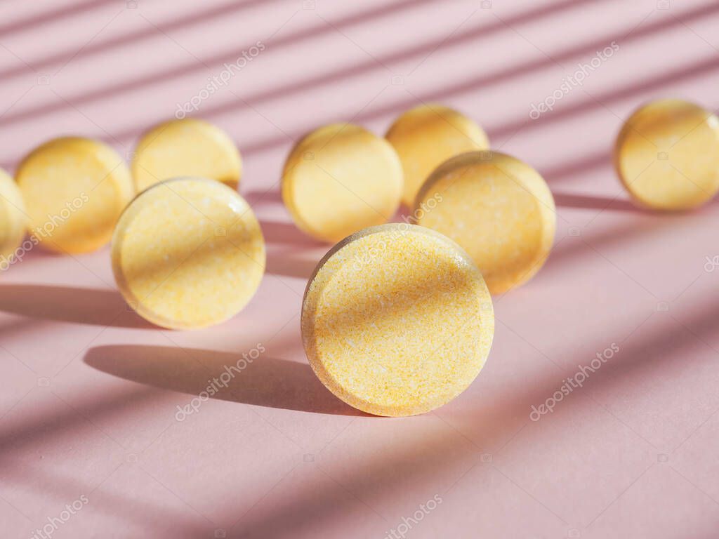 Montón de tabletas de vitaminas efervescentes solubles sobre fondo de ...