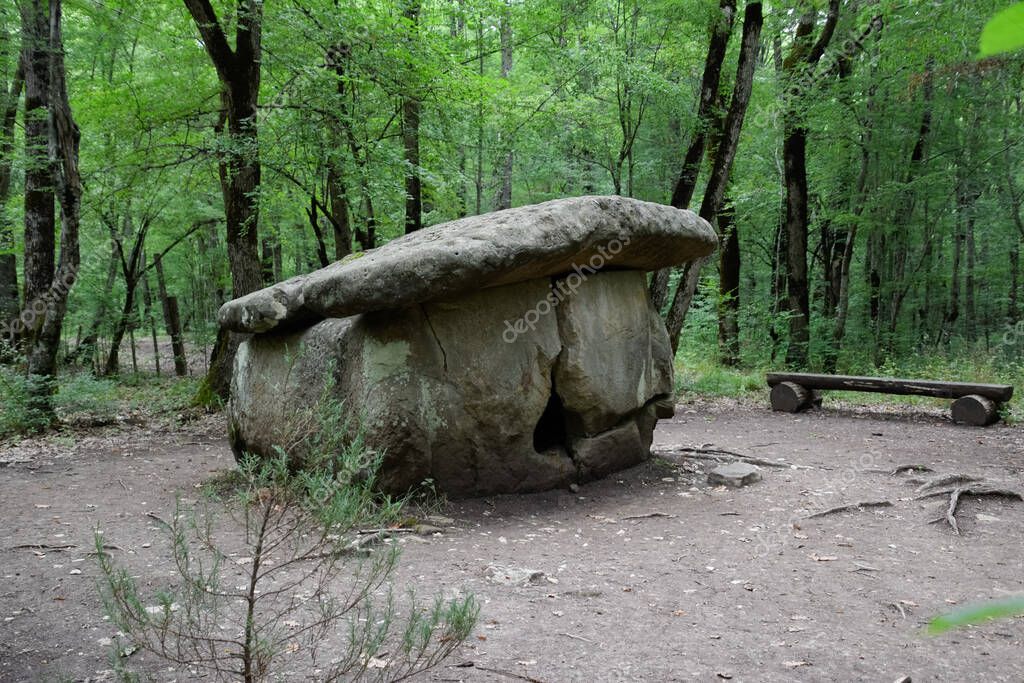 Dolmen en Shapsug. Bosque en la ciudad cerca de la aldea de ...