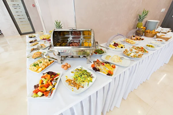 Pequeno-almoço de hotel servido em mesa buffet — Fotografias de Stock ...