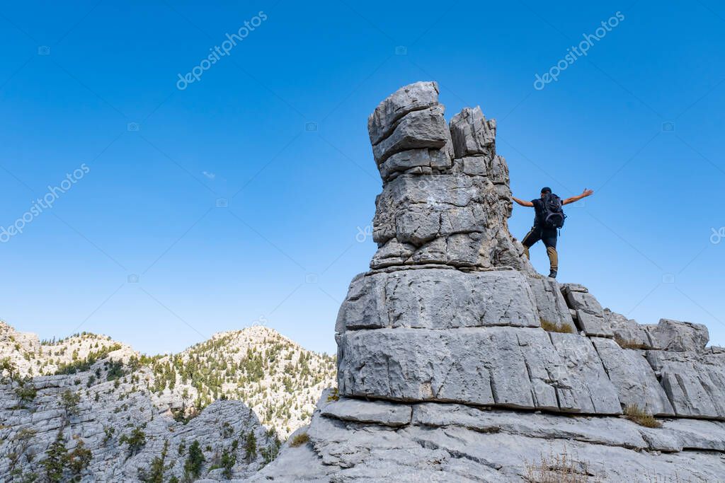 viaje de descubrimiento en las montañas mortales, viaje de un viajero ...
