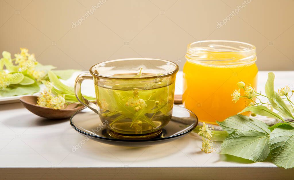 Tilia platyphyllos conocido como té de tilo de hoja grande con flores ...