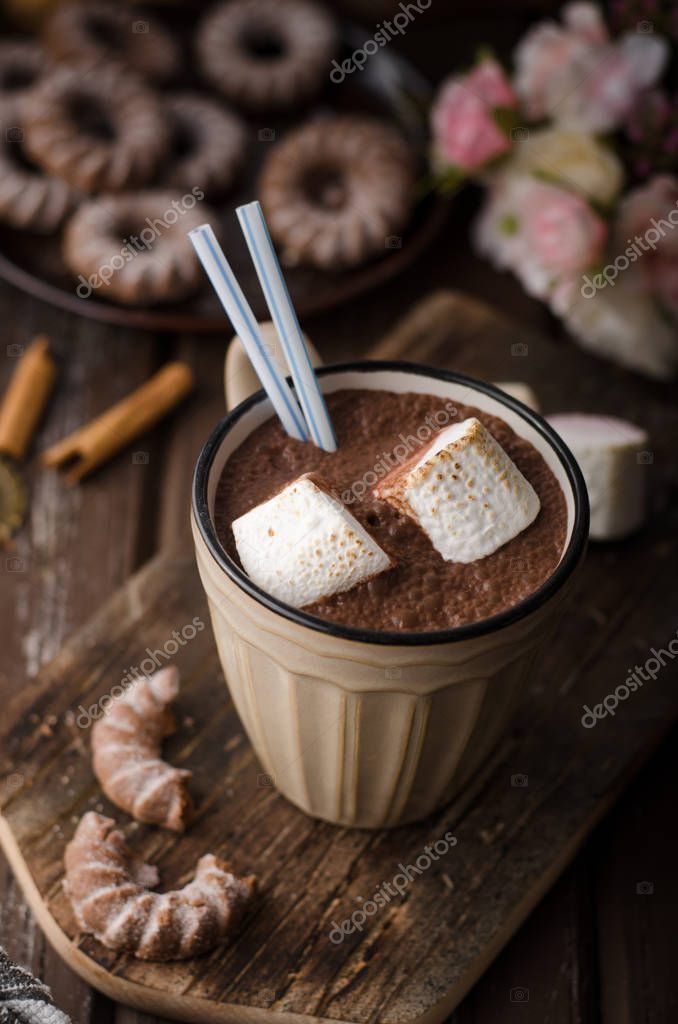 Chocolate caliente oscuro casero con malvaviscos, fotografía de ...