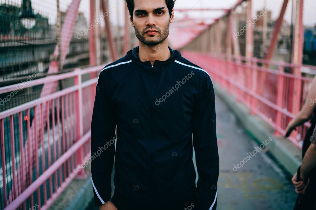 Imagen recortada de jogger barbudo motivado vestido con chándal negro ...