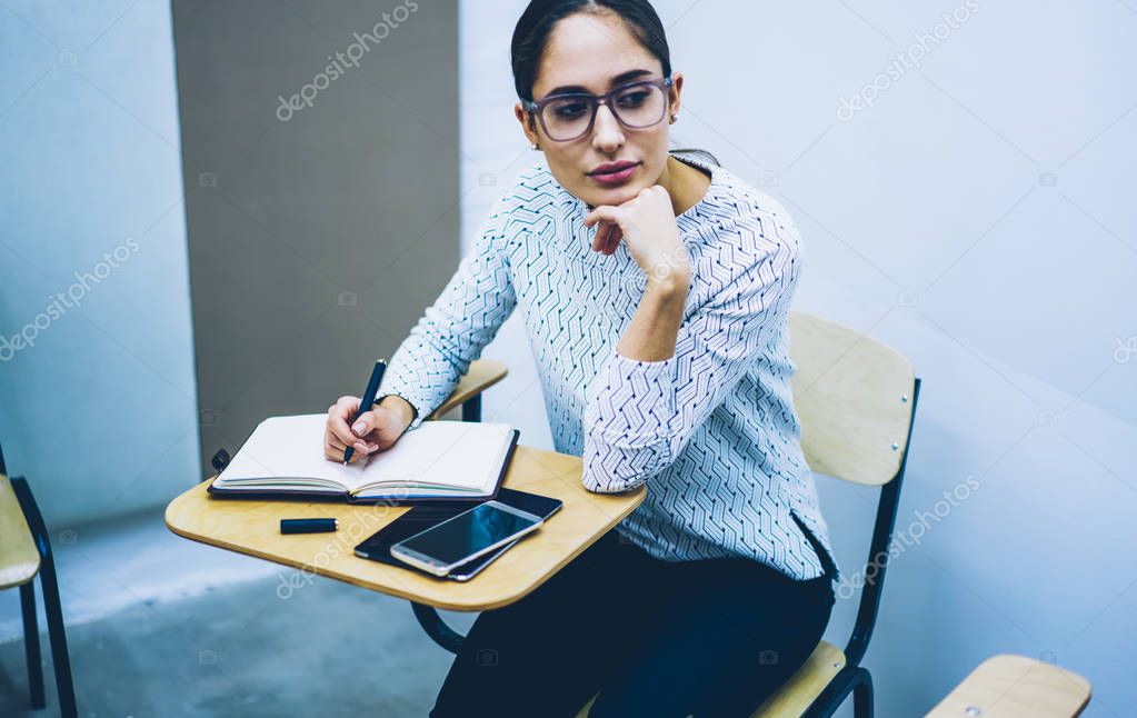 Mujer inteligente contemplativa reflexionando sobre completar la tarea ...