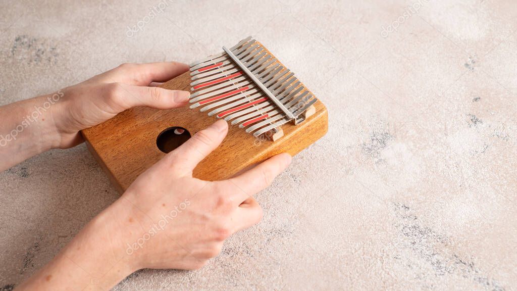 Manos jugando Kalimba. Kalimba o mbira es un instrumento musical ...