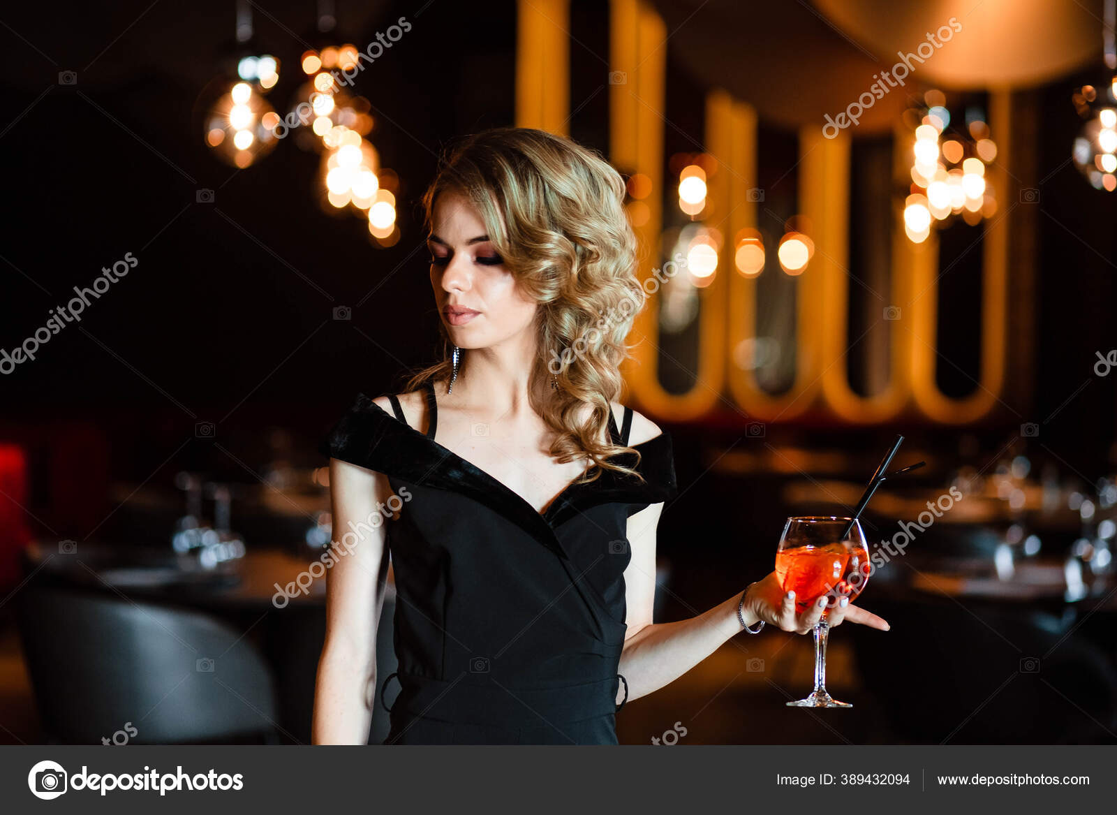 Cantik Pirang Gadis Muda Memegang Aperol Spritz Cocktail Aperol Spritz