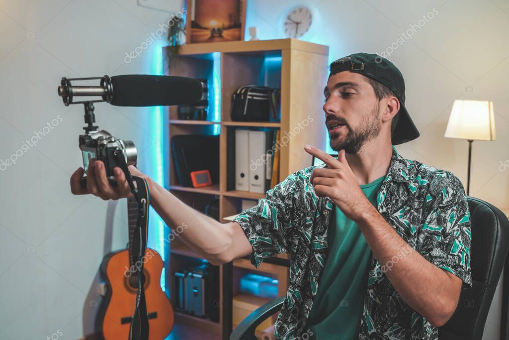 Detrás de la escena de un joven influencer haciendo un video. Hombre ...