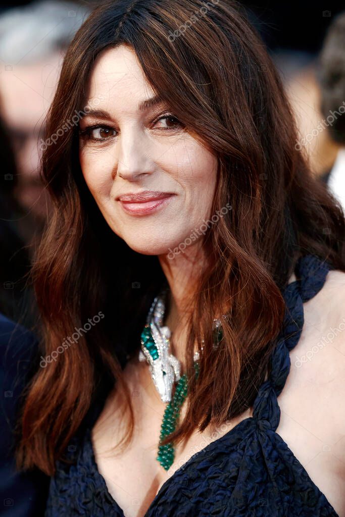 CANNES, FRANCIA - 18 DE MAYO: Monica Bellucci asiste al estreno de la pel cula "Les Plus Belles ...