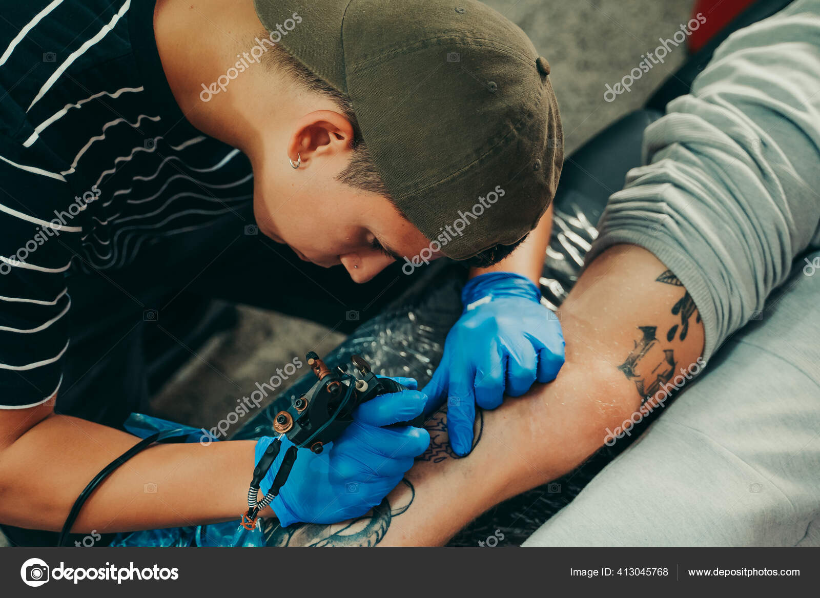 Joven Tatuador Tatuando Pierna Cliente Propio Estudio — Foto de stock ...