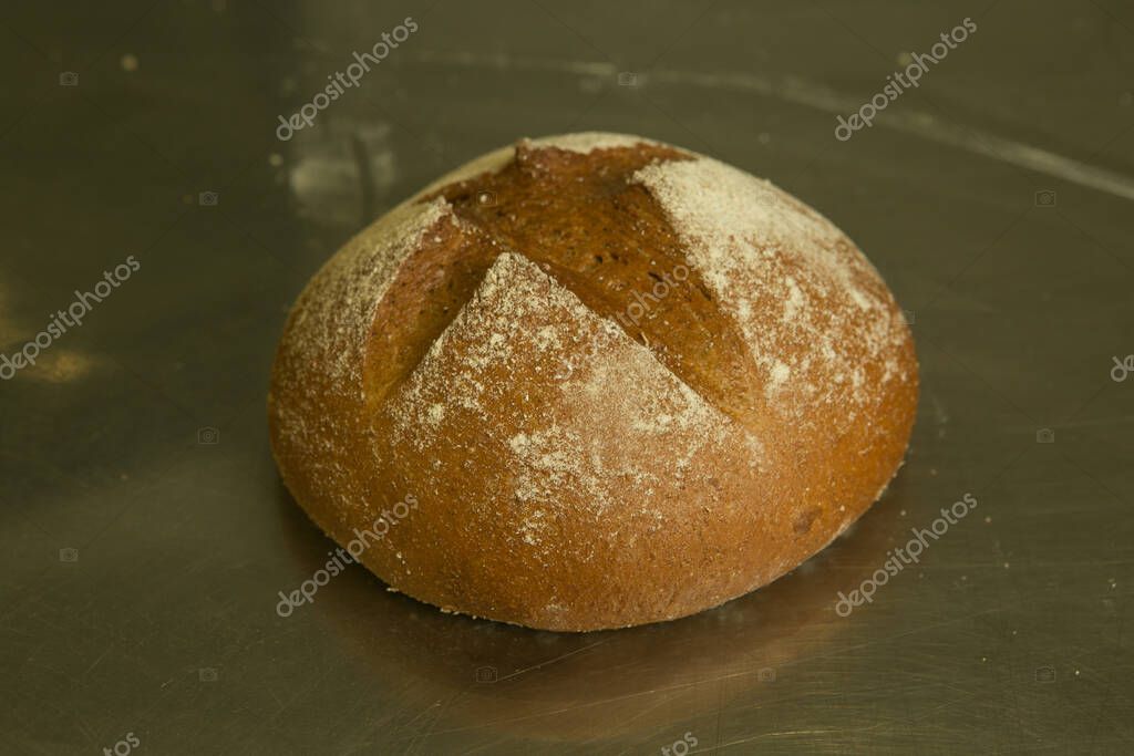 El proceso de hacer pan. El pan está listo. El pan caliente está sobre ...