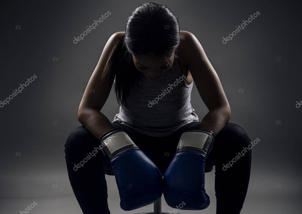 Mujer negra con guantes de boxeo que luce enojada como boxeadora ...