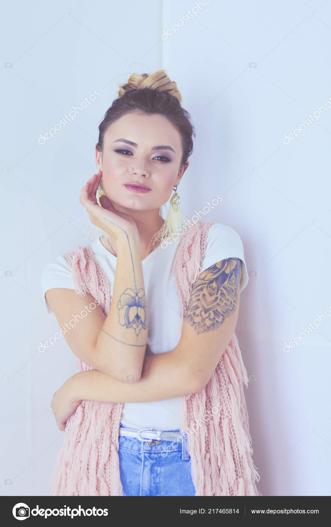 Beautiful woman standing in study. Beautiful woman. — Stock Photo ...