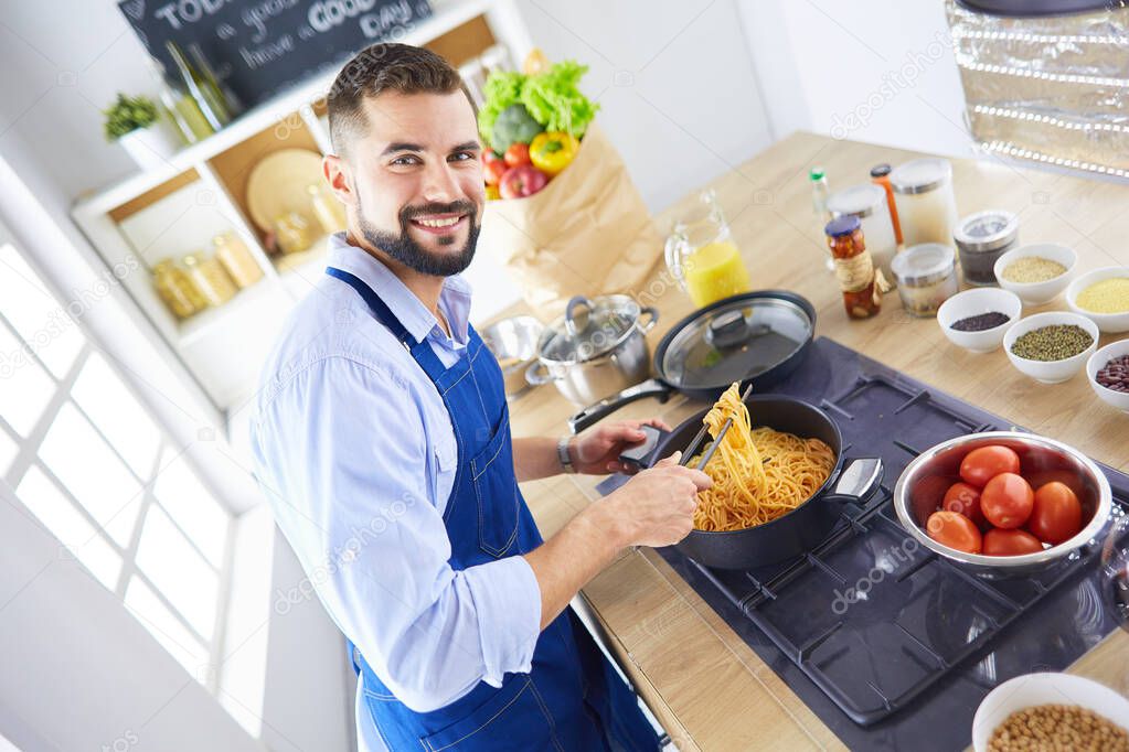 Hombre preparando comida deliciosa y saludable en la cocina casera 2024