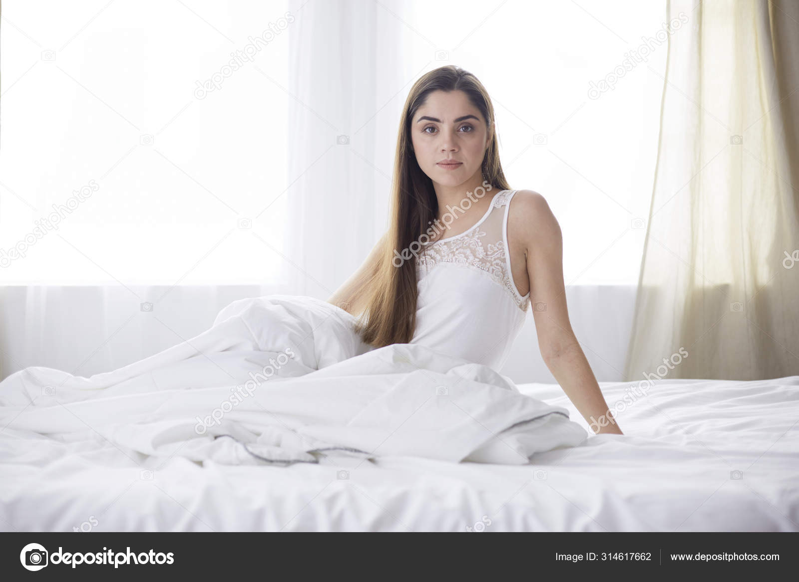 Mujer bonita acostada en su cama en casa — Foto de stock #314617662 ...