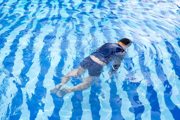 Boy Helping Drowning Child Girl Swimming Pool Doing Cpr — Stock Photo © zenstock #201981832