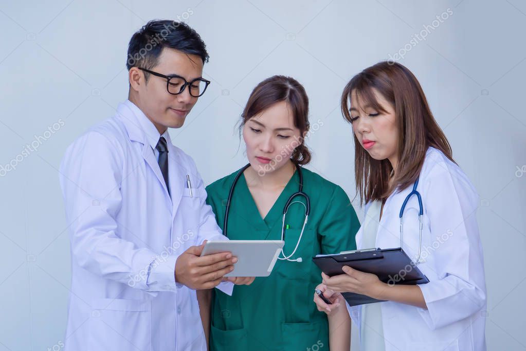 médico y enfermero revisando la información del paciente en un ...