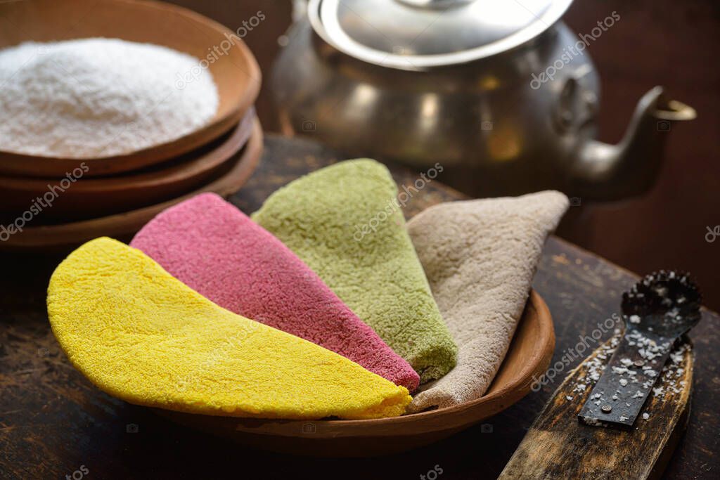 Cocina brasile a. Tapioca colorida. Los colores provienen de tintes ...