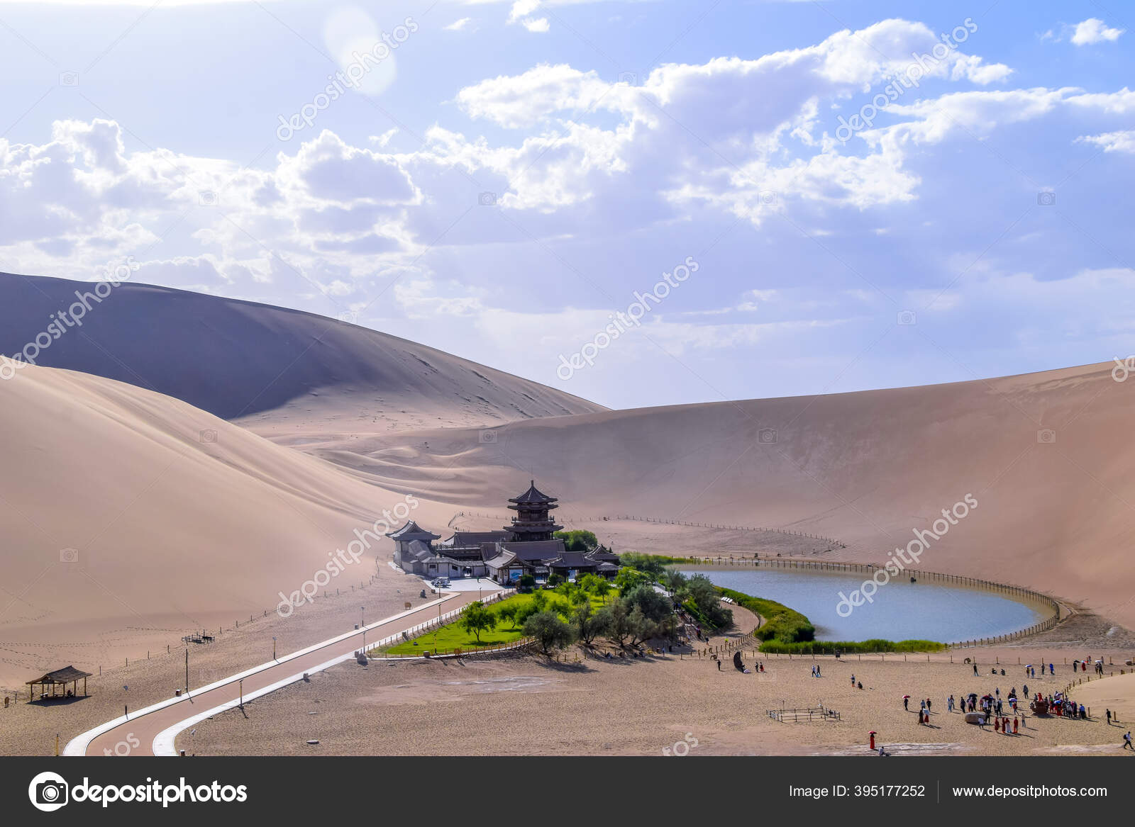Evening Scenery Famous Crescent Shaped Oasis Lake Beautiful Pagoda Gobi ...