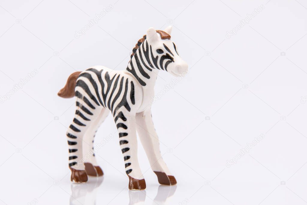 primer plano de una cebra pelada de plástico aislada sobre un fondo ...