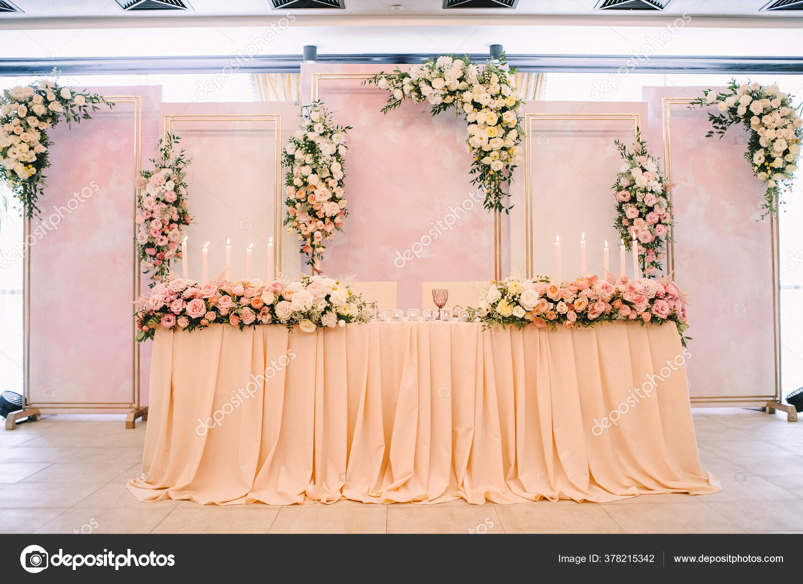 Banquet Restaurant Table Setting Table Pink Tablecloth Presidium Table ...