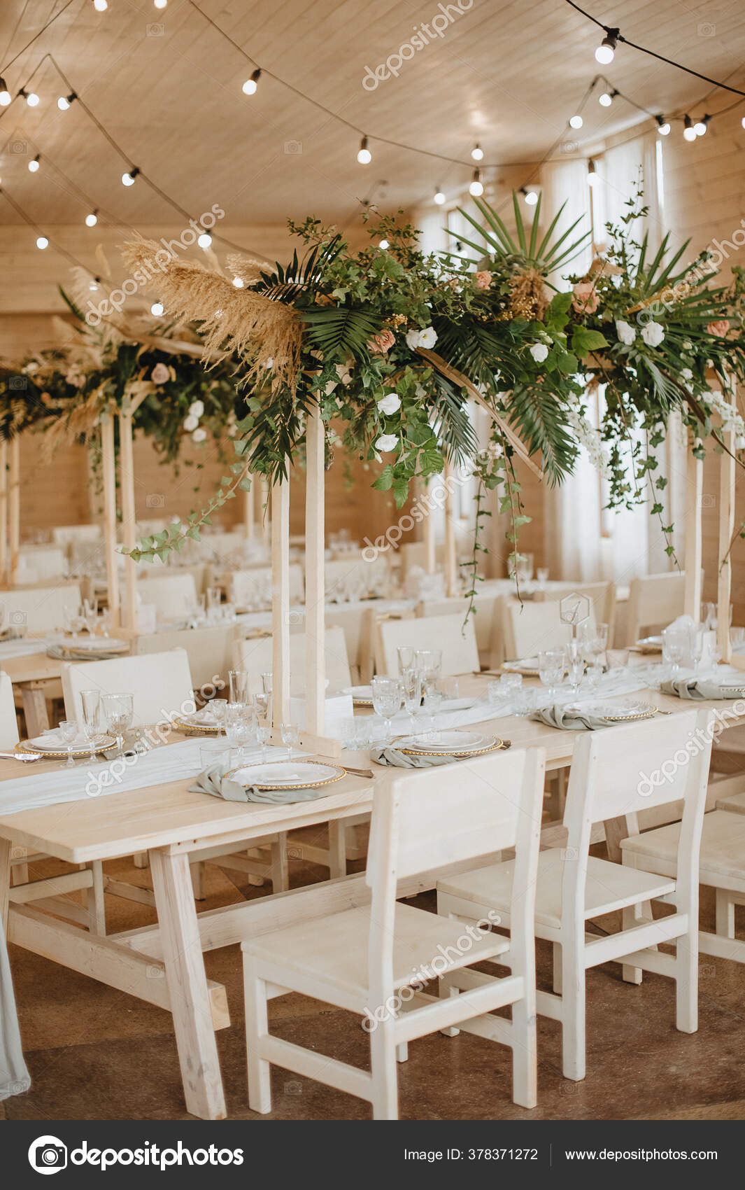 Restaurant Served Table Rustic Huge Compositions Flowers Tropical Leaves Table — Stock Photo ...