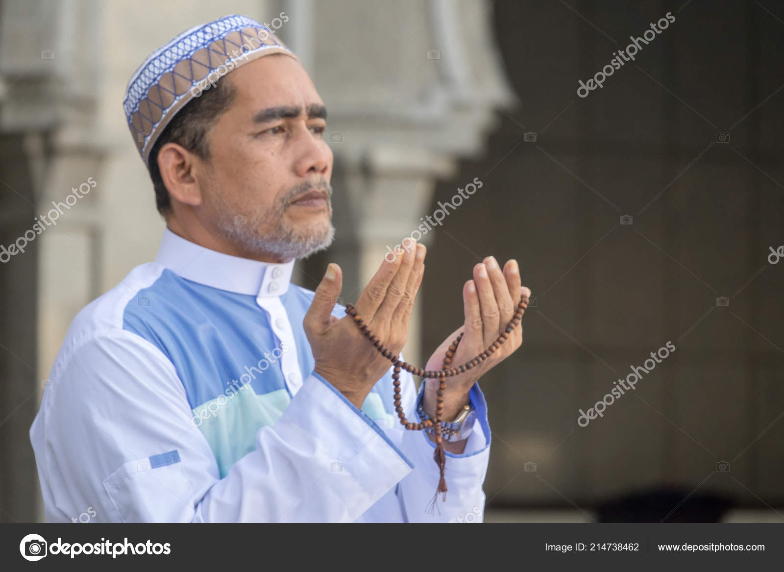 Middle Age Muslim Man Praying Mosque — Stock Photo © tuahlensa #214738462