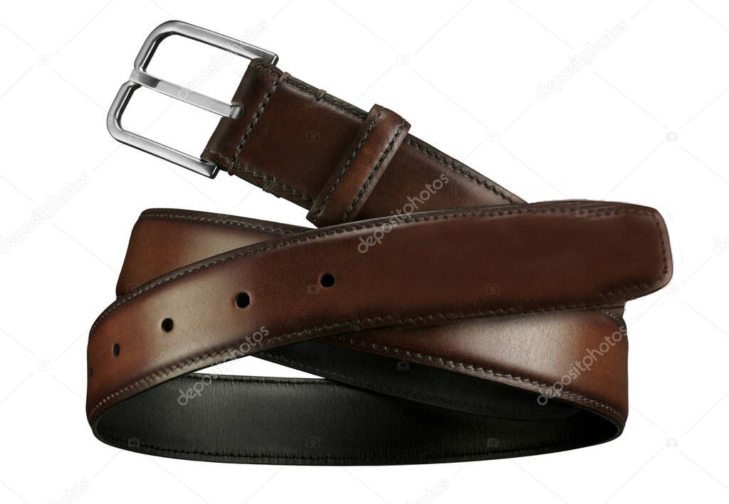 Cinturón de cuero marrón de lujo, plegado, aislado. Cinturón de cuero ...