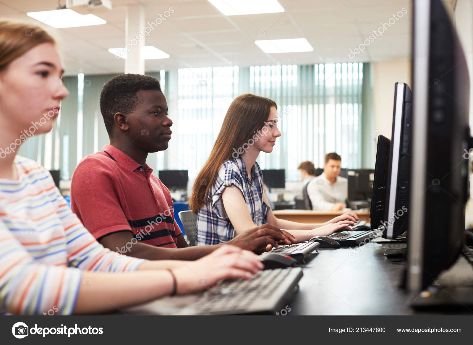 Groupe D'élèves Secondaire Travaillant Ensemble Classe D'informatique ...