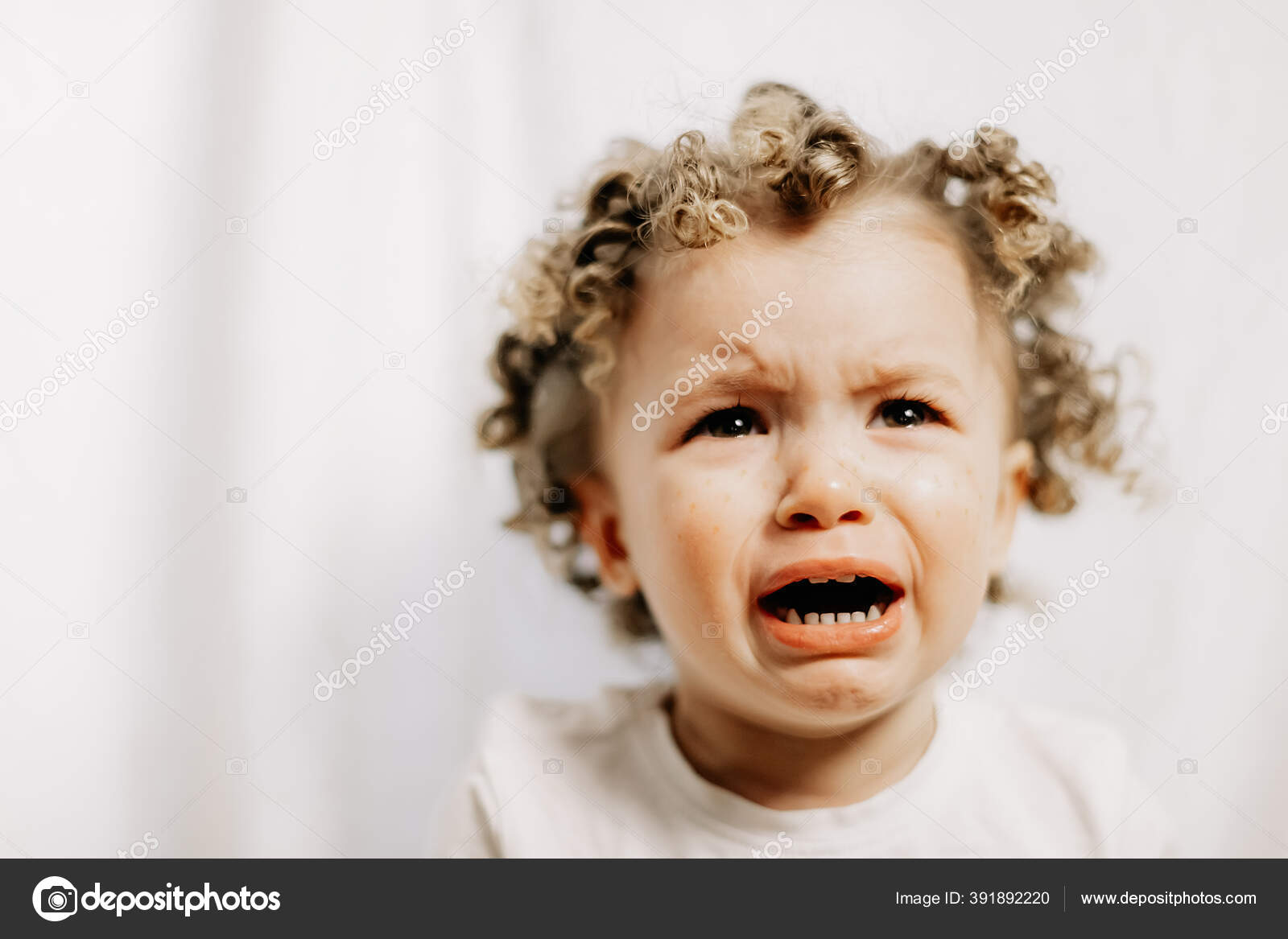 Pequeña Chica Rizada Está Llorando Muy Emocionalmente Cara Con Lágrimas ...