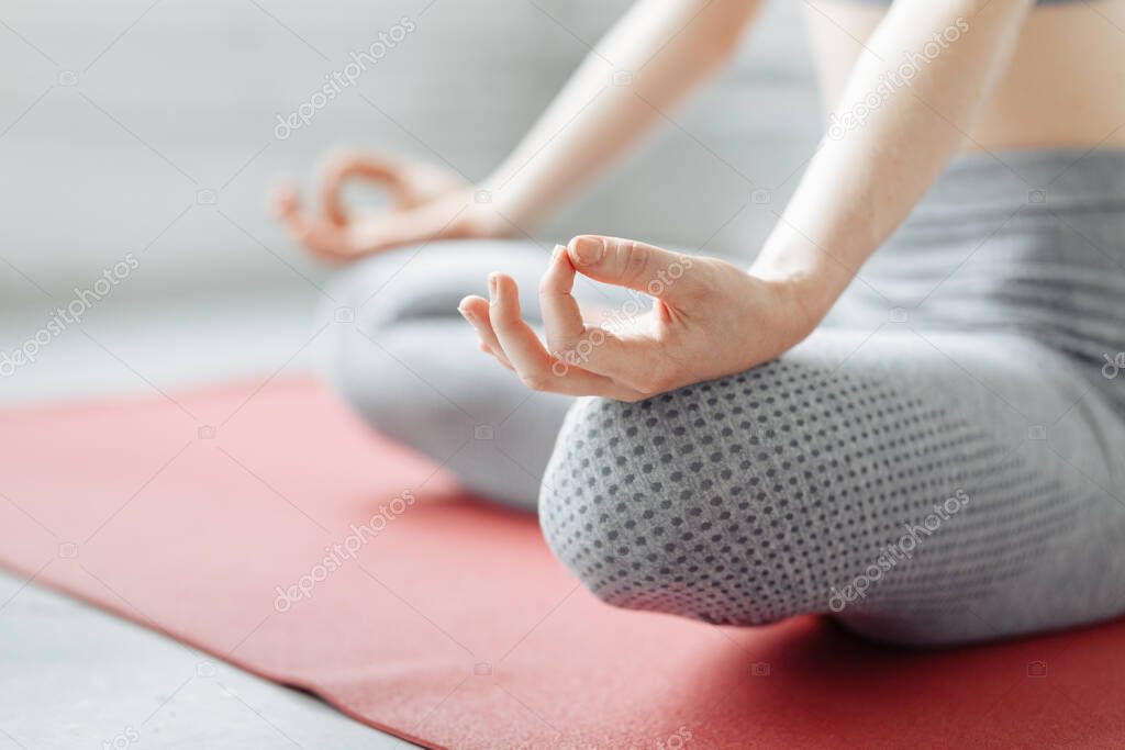 Concepto de meditación. Primer plano de las manos de la joven ...