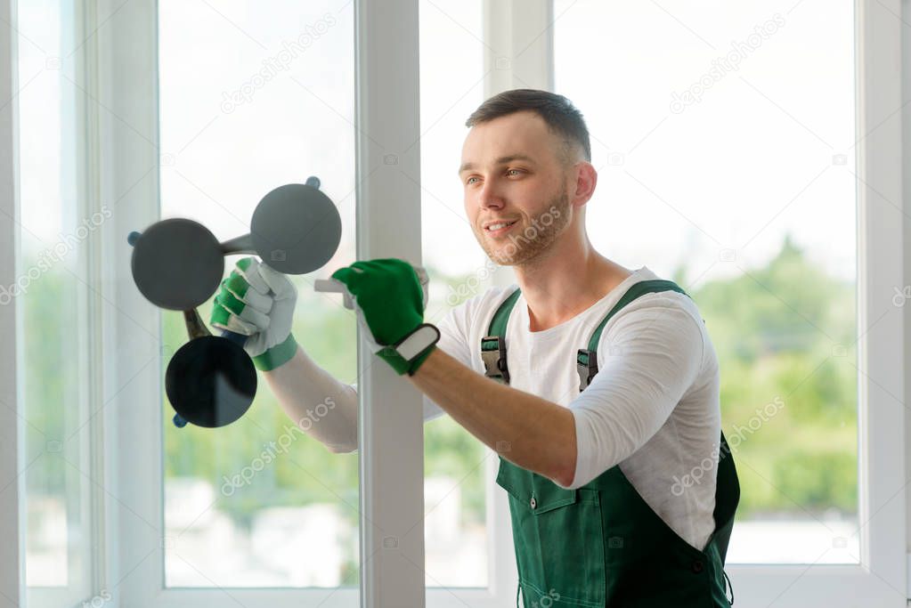 El hombre está instalando una ventana 2024