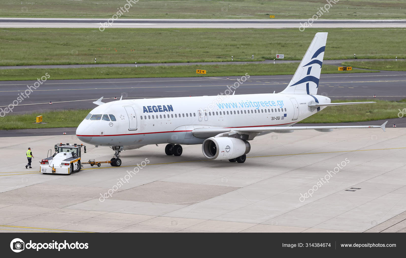 Airplane Push Back in Dusseldorf Airport — Stock Editorial Photo ...