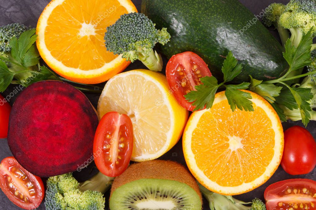 Frutas y verduras naturales que contienen minerales y vitaminas ...