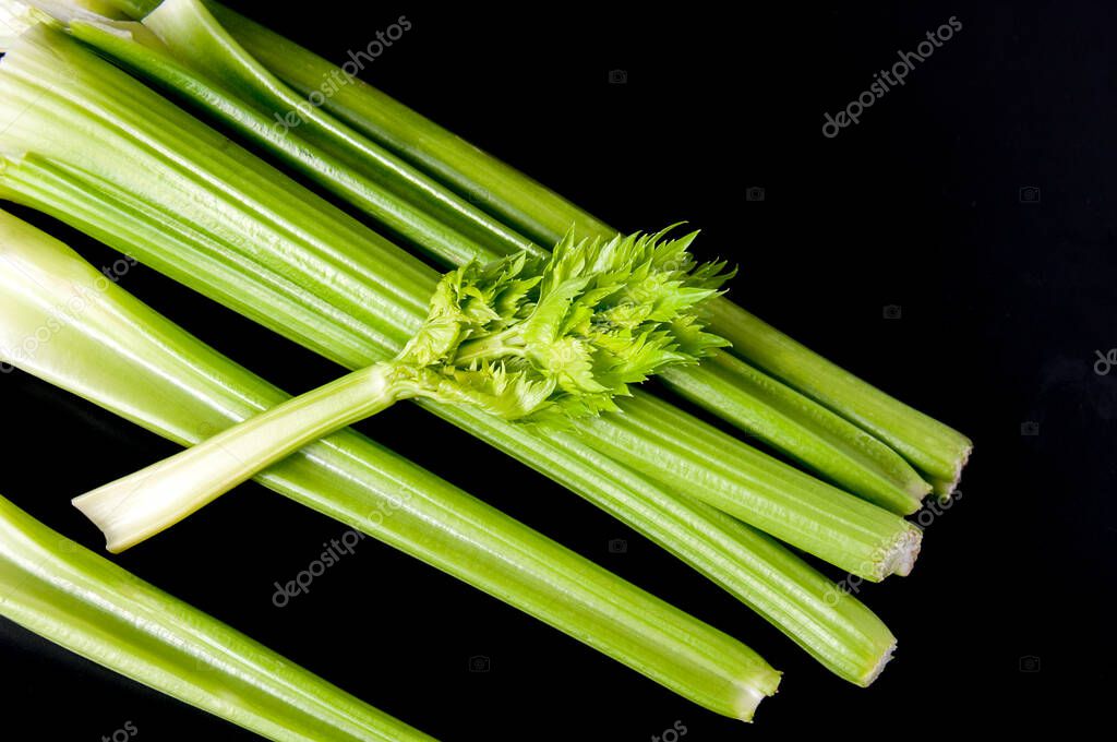 Apio petiolado sobre fondo de mesa negro 2024