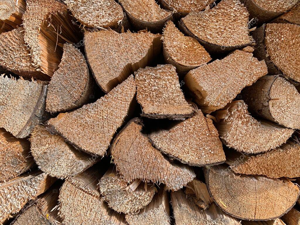 Fondo con le a. Textura detallada de madera. Troncos de secci n triangular. Tronco picado de ...