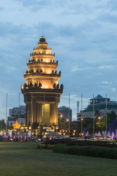 Camboya, Phnom Penh - 16 de diciembre de 2017: Monumento a la ...