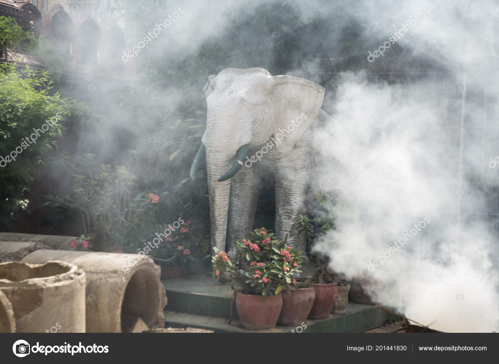 Standbeeld Van Olifant Rook Wat Ounalom Tonle Sap Rivier Phnom ...